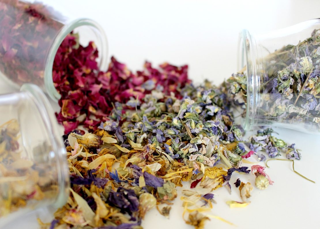 Herbal Compresses and Fomentations: What They Are & How To Use Them